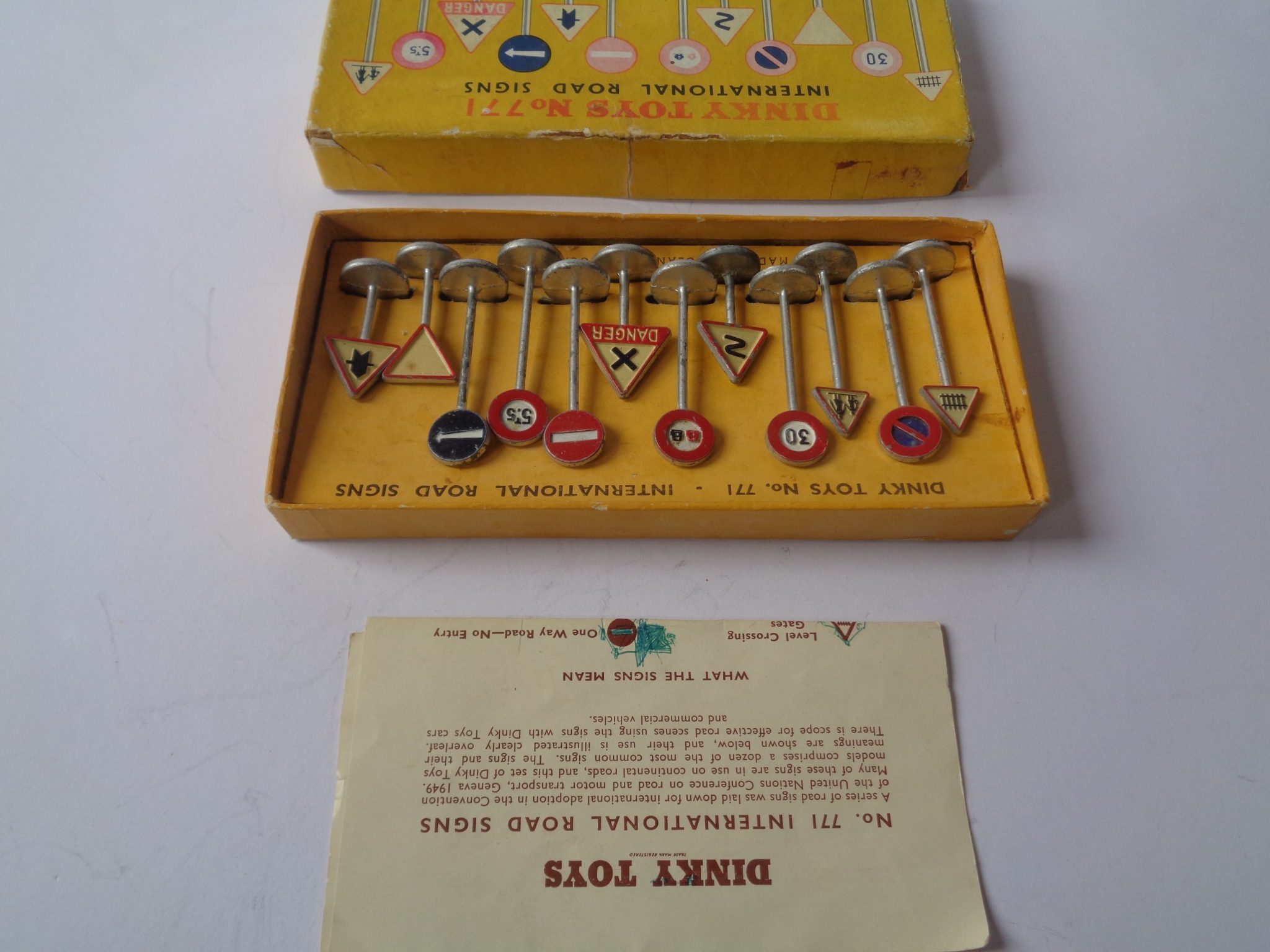 Dinky Toys 771 International Road Signs with Box - Toy Paradise