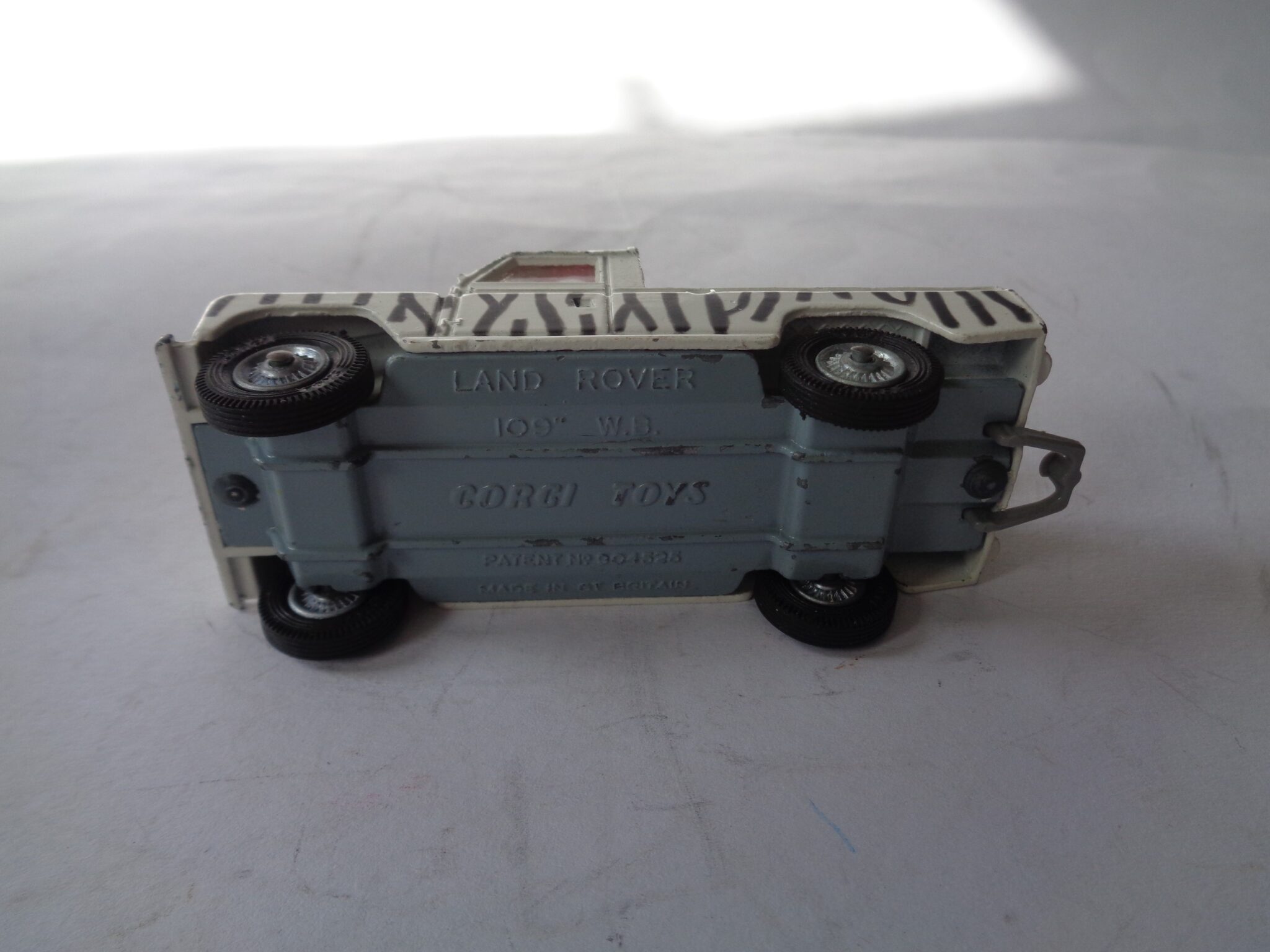 Corgi Toys Landrover 109 W.B. Lions of Longleat with Lion - Toy Paradise