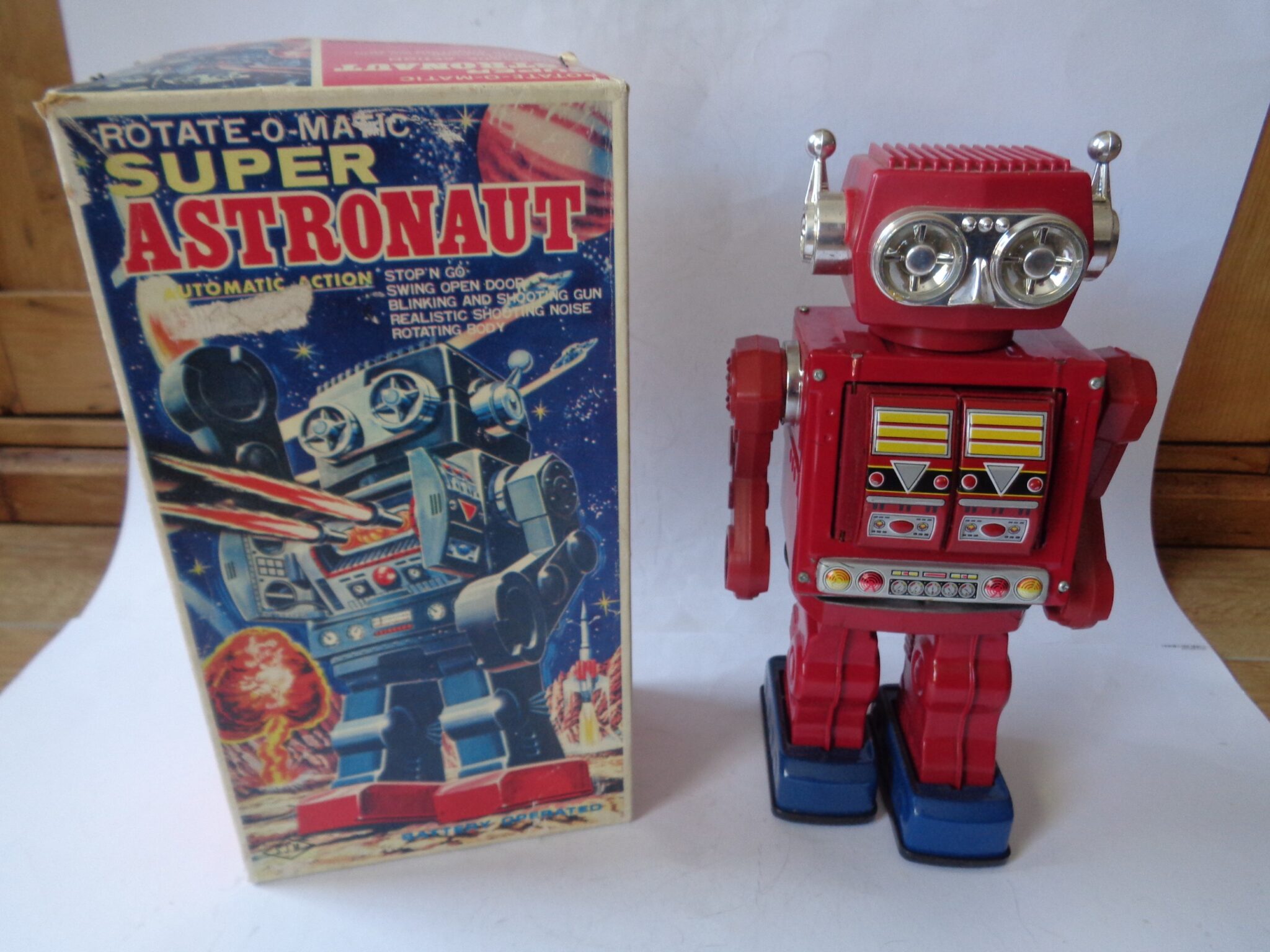 S.J.M. Super Astronaut Robot with Box (battery-operated) - Toy Paradise
