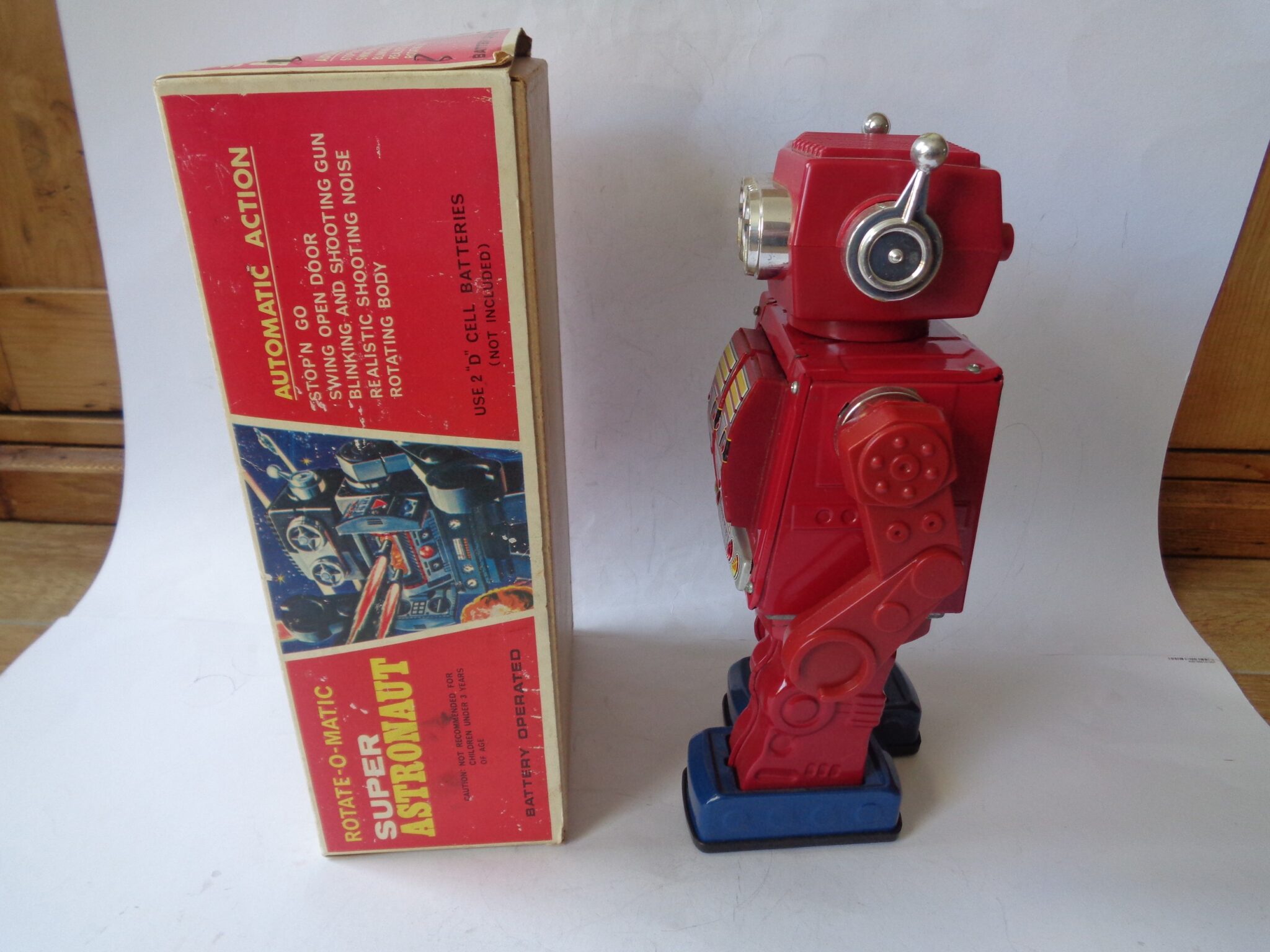 S.J.M. Super Astronaut Robot with Box (battery-operated) - Toy Paradise