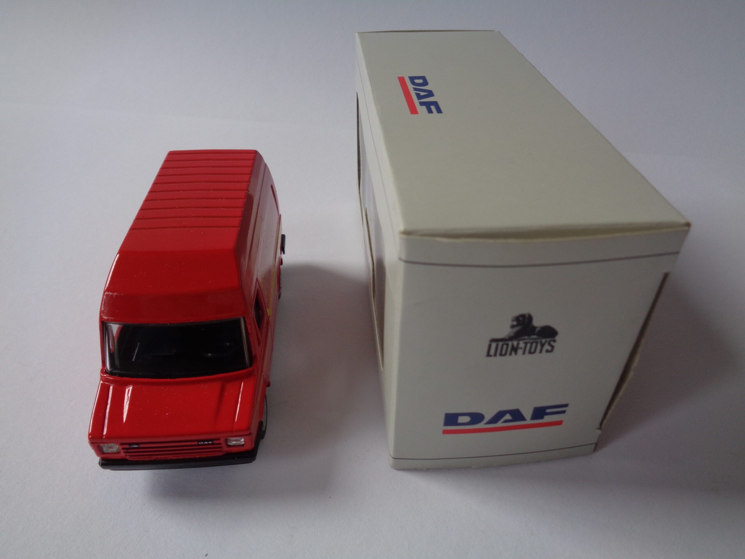 Lion Car DAF 400 no.81 Bestelauto van het Jaar with Box - Toy Paradise