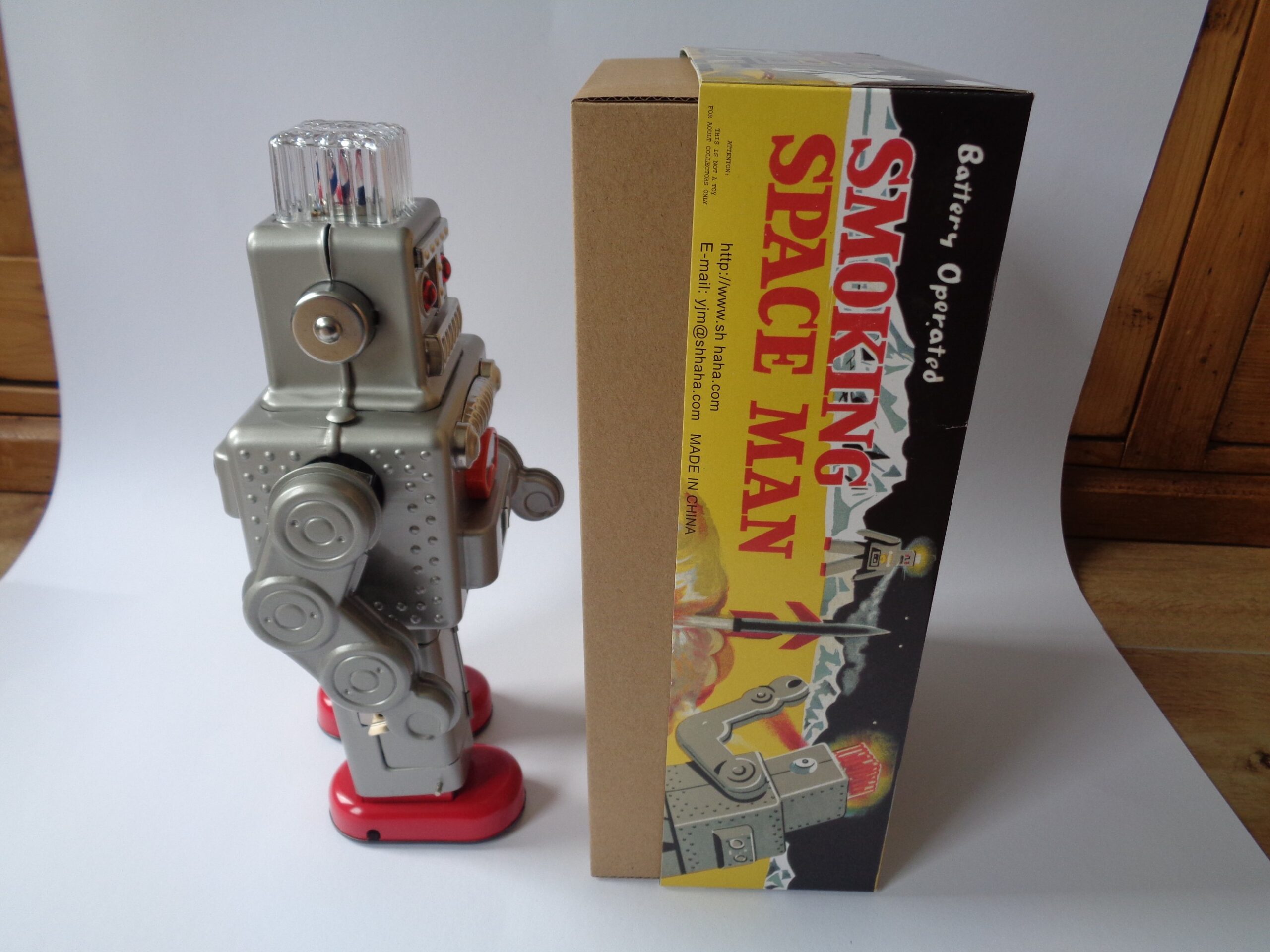 Ha Ha Toy TR2011 Smoking Space Man with Box (battery-operated) - Toy ...