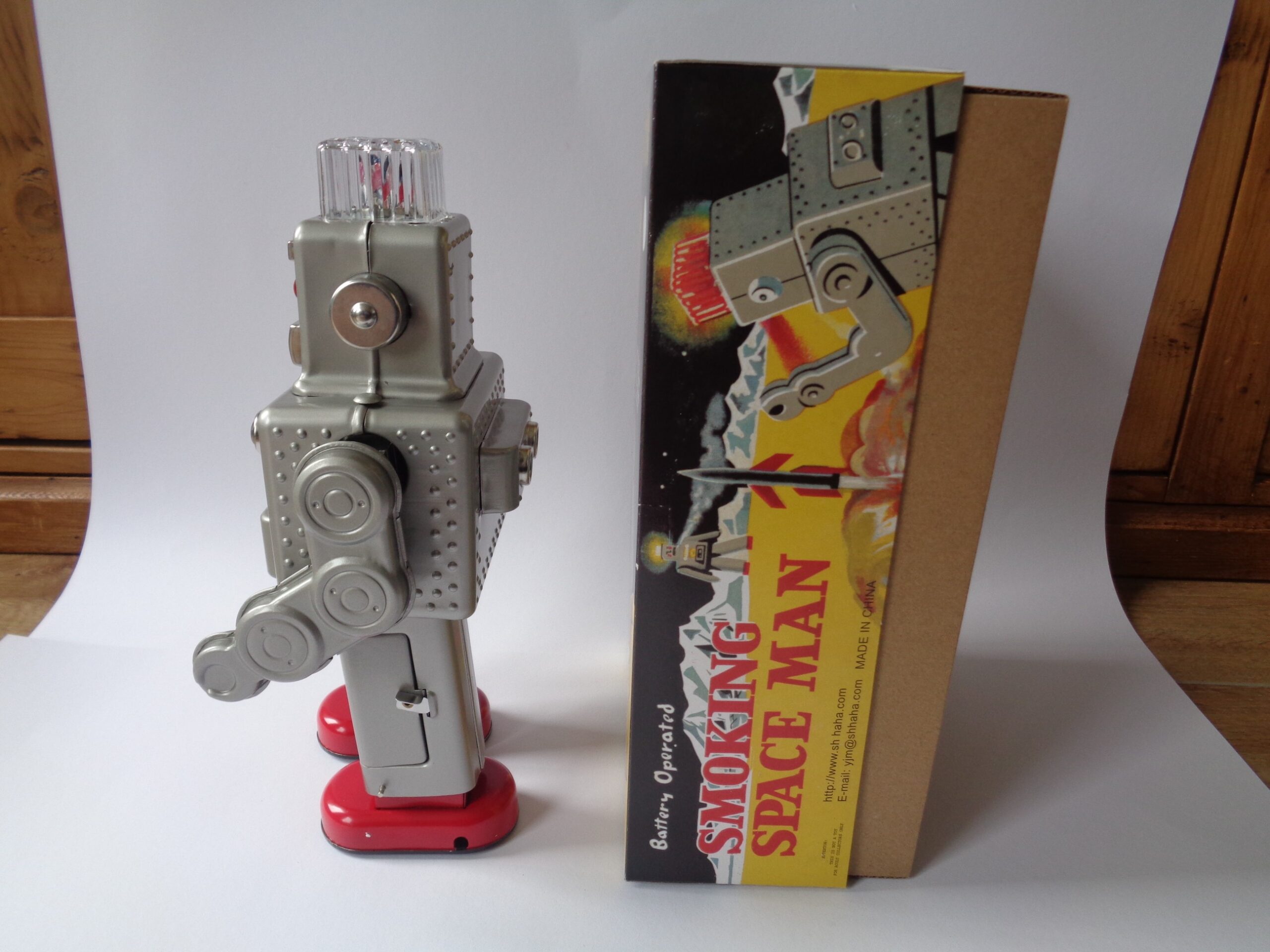 Ha Ha Toy TR2011 Smoking Space Man with Box (battery-operated) - Toy ...