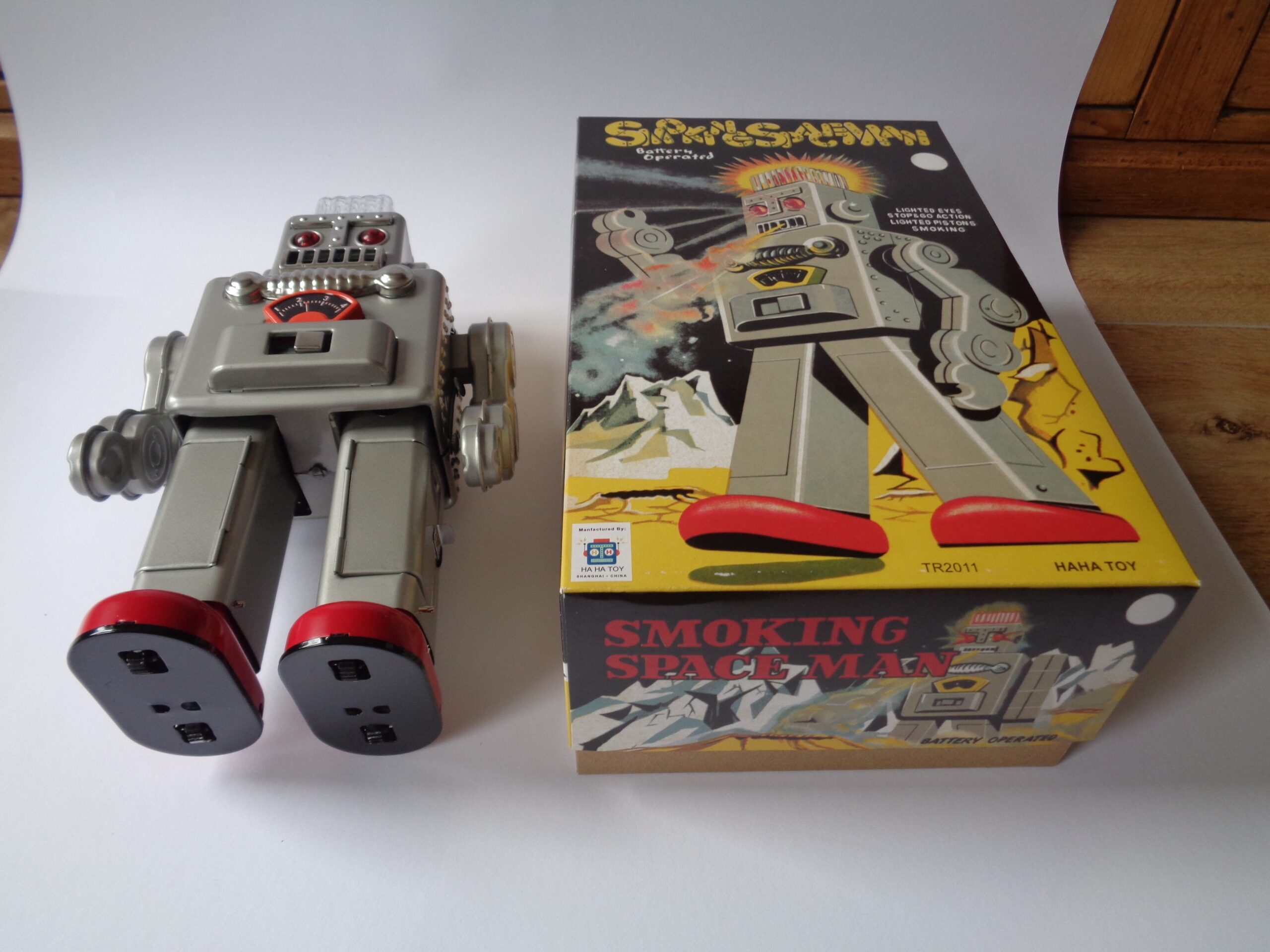 Ha Ha Toy TR2011 Smoking Space Man with Box (battery-operated) - Toy ...